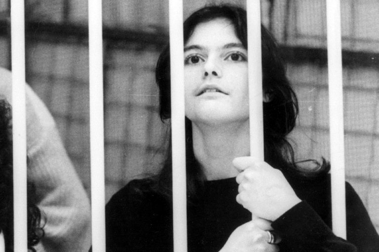 La brigatista rossa inneggia alla lotta armata su Facebook, pugni ...